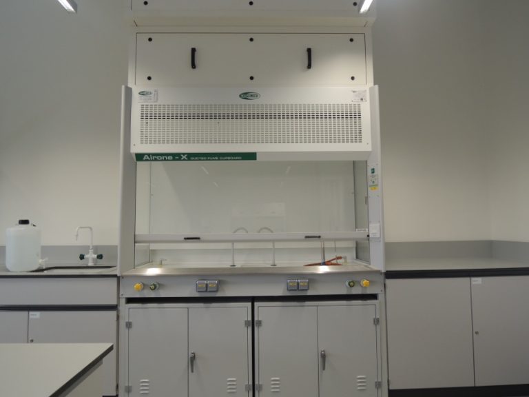 BS EN 14175 Ducted Fume Cupboards UK Guide | Safelab